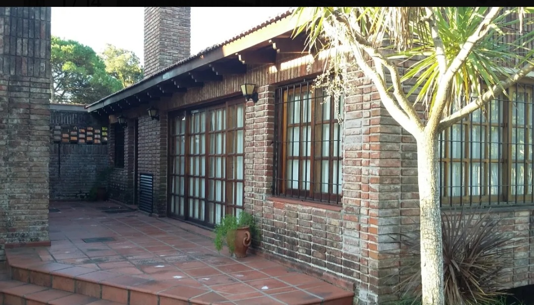 Solida Casa en Carrasco sur a 2 cuadras de la Rambla. . Ref #YF63F6 - infocasas.com.uy