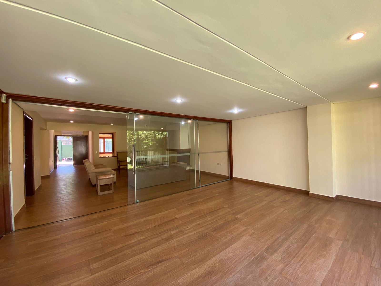 HERMOSA Y AMPLIA CASA EN MBURUCUYA. Ref #L61A06 - infocasas.com.py