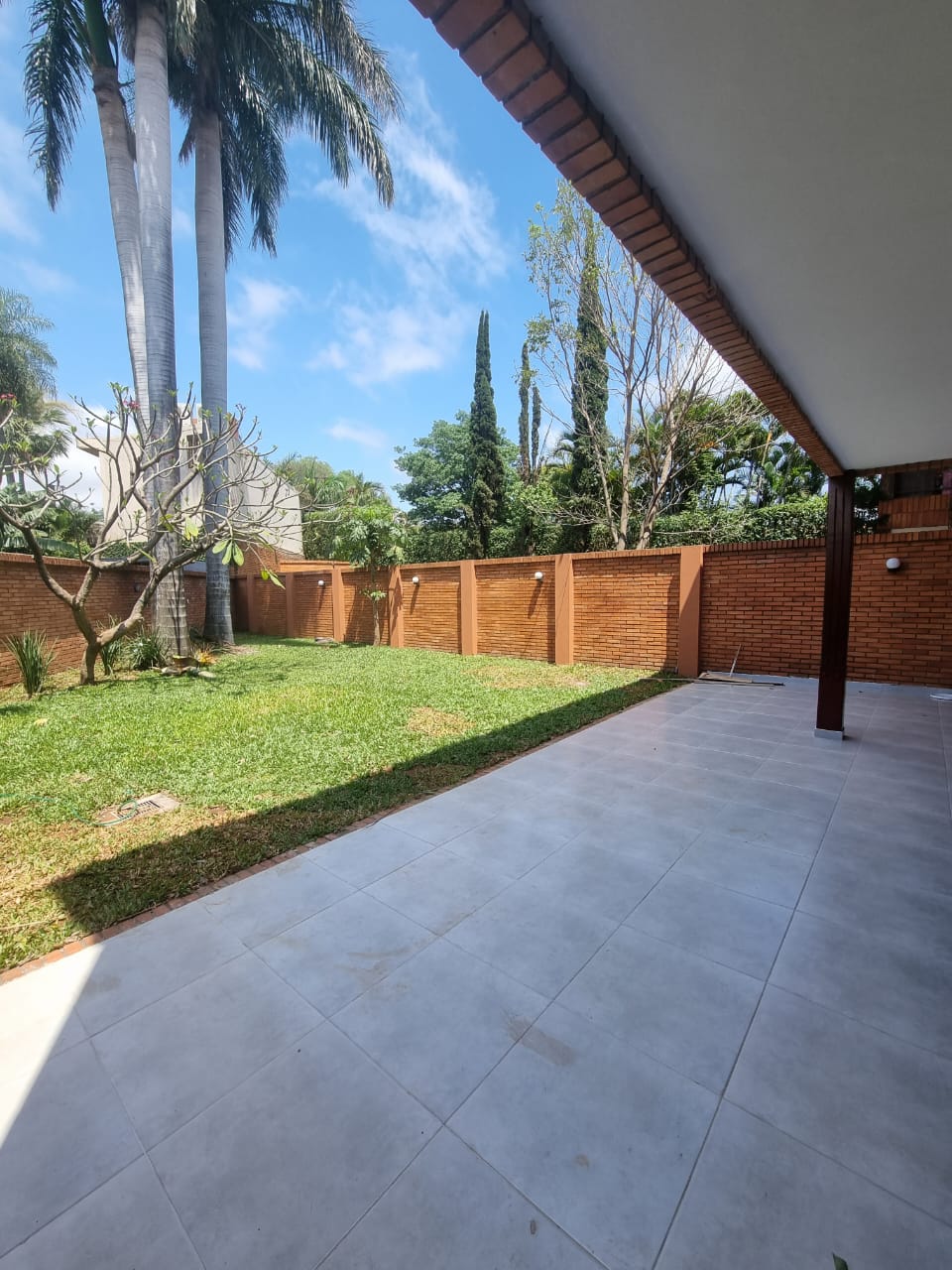 ALQUILO HERMOSA CASA PAREADA EN BO.MBURUCUYA EN 3 NIVELES.. Ref #I8F326 - infocasas.com.py