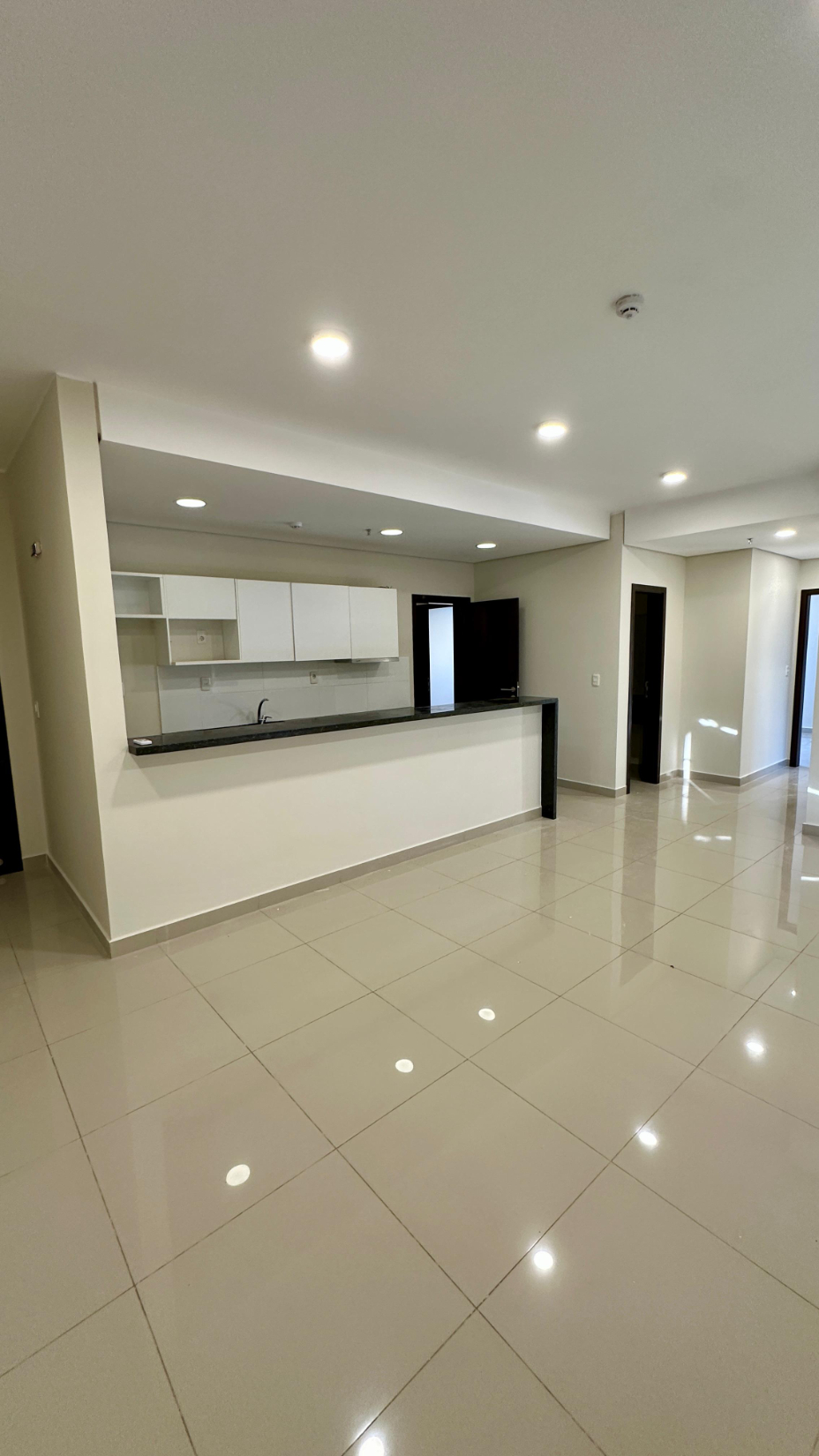 Departamento de 2 Dormitorios en suite + Area de Servicio en Villa Morra. Ref #EB2E10