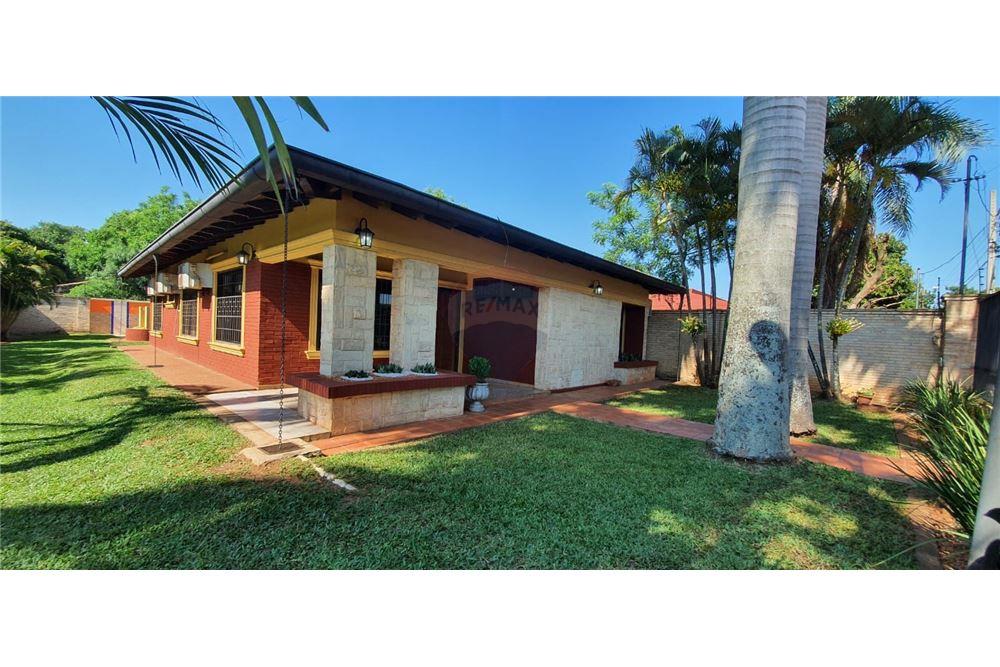 VENDO AMPLIA Y HERMOSA CASA CON PISCINA EN LUQUE. Ref #Y2E740 - infocasas.com.py