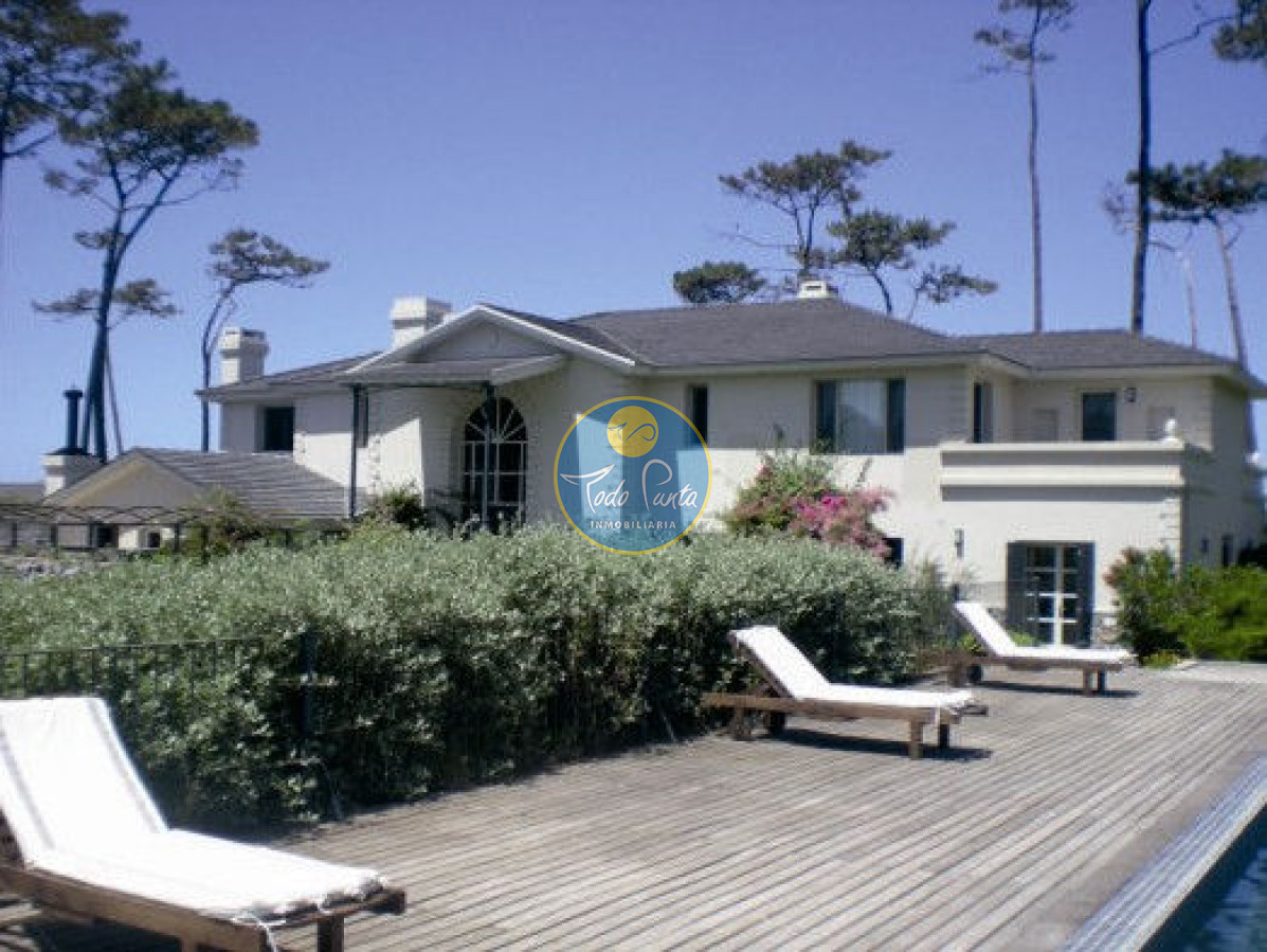 FRENTE AL MAR, VENTA ESPECTACULAR CASA PUNTA DEL ESTE. Ref #C586C1 - infocasas.com.uy