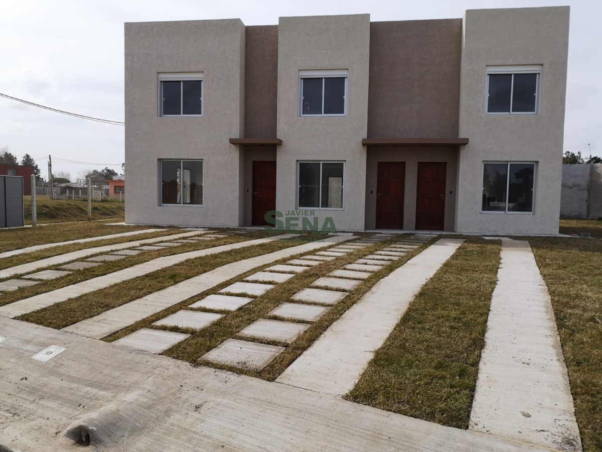 Venta de casa cerca del Centro de Maldonado, 3 dormitorios, 2 baños, a estrenar.. Ref #Z72F1 ...