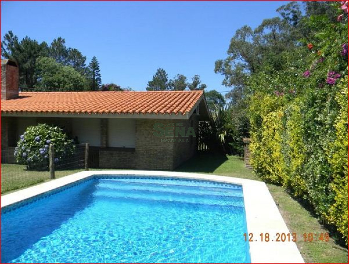 Venta y alquiler de casa en Pinares, 3 dormitorios, 2 baños, piscina, lindo parque.. Ref #D11E78