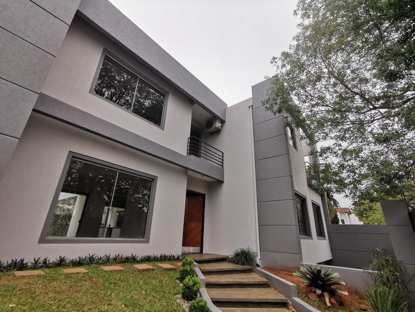 Casa en Los Laureles 4 Dormitorios . Ref #CA302E - infocasas.com.py