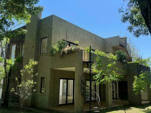 VENDO HERMOSA RESIDENCIA EN ITAPUA!. Ref #Z2C963 - infocasas.com.py