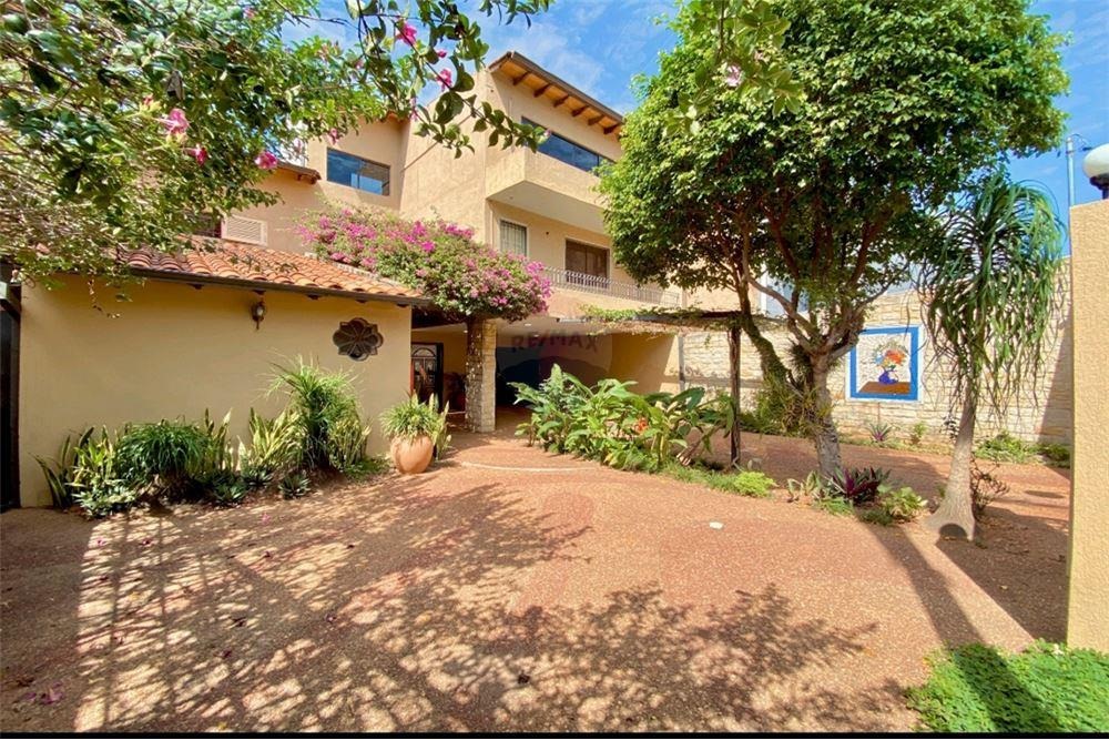 VENDO AMPLIA CASA EN LAMBARE A PASOS DE REPUBLICA ARGENTINA. Ref #P967E4 - infocasas.com.py