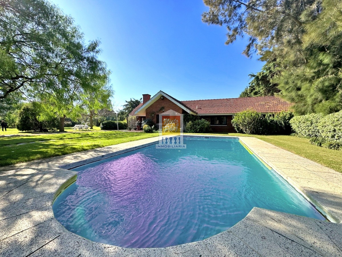 Oportunidad, a 2 cuadras del mar. 4 dorm, piscina. Losa radiante, barbacoa grande.. Ref #Q50444 ...