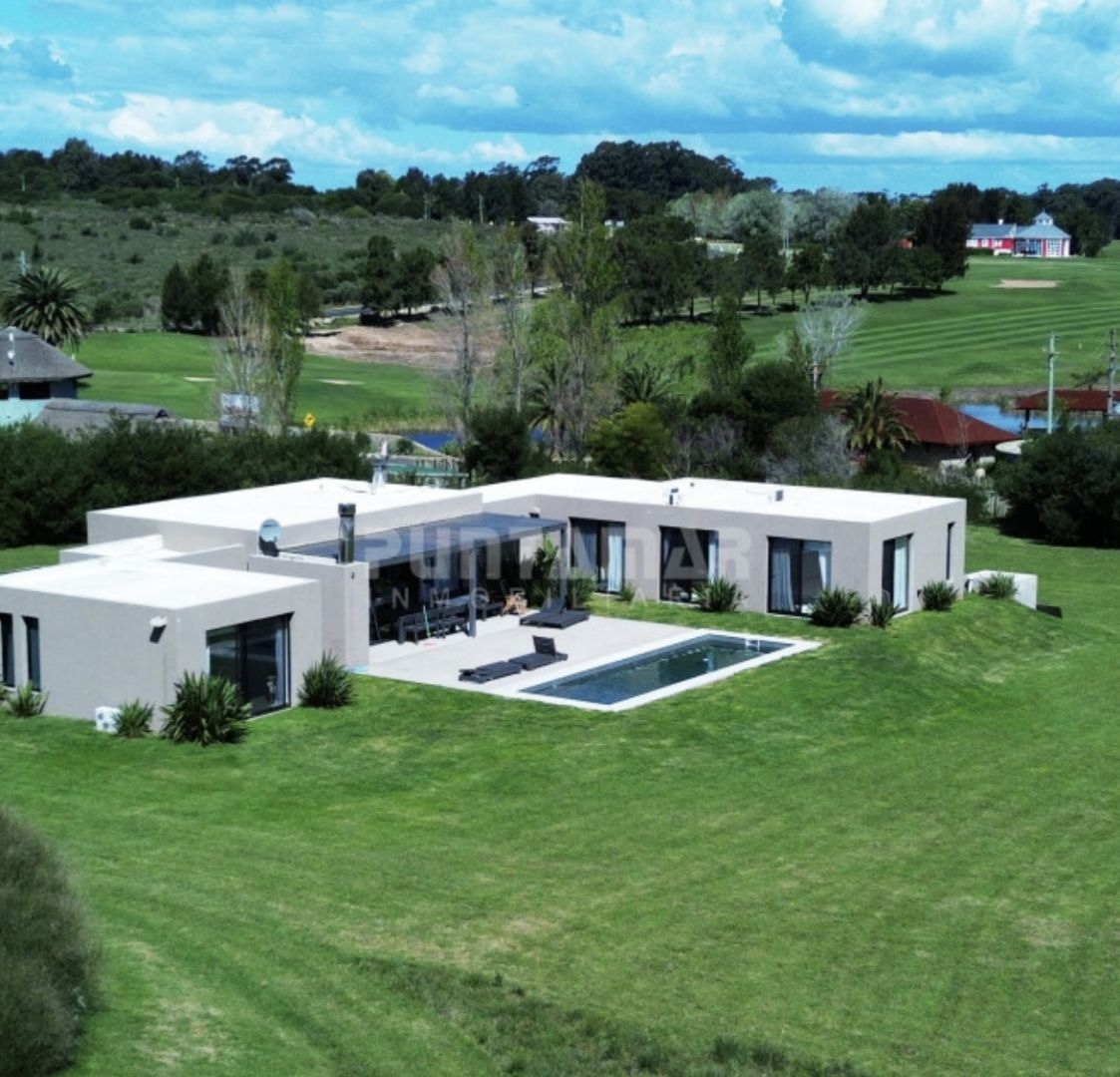 CASA EN VENTA EN PUEBLOMIO 4 DORM Y PISCINA - MANANTIALES. Ref #TEF63B - infocasas.com.uy