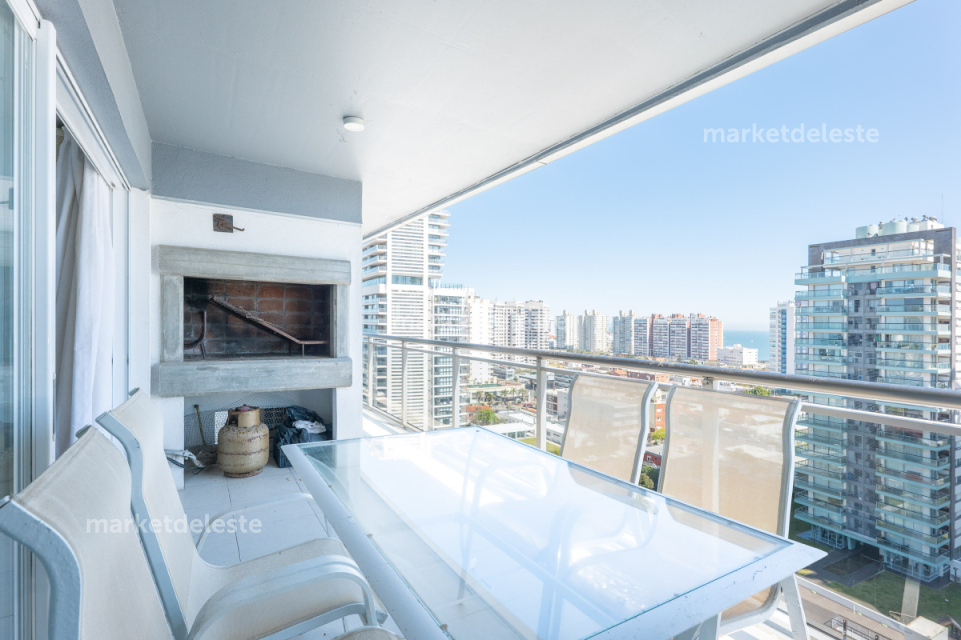 PENTHOUSE EN EDIFICIO MANHATTAN. Ref #MF40F4