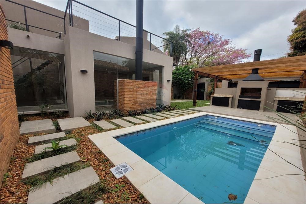 LUMINOSA Y AMPLIA RESIDENCIA EN Bº MBURUCUYA. Ref #VFE297 - infocasas.com.py