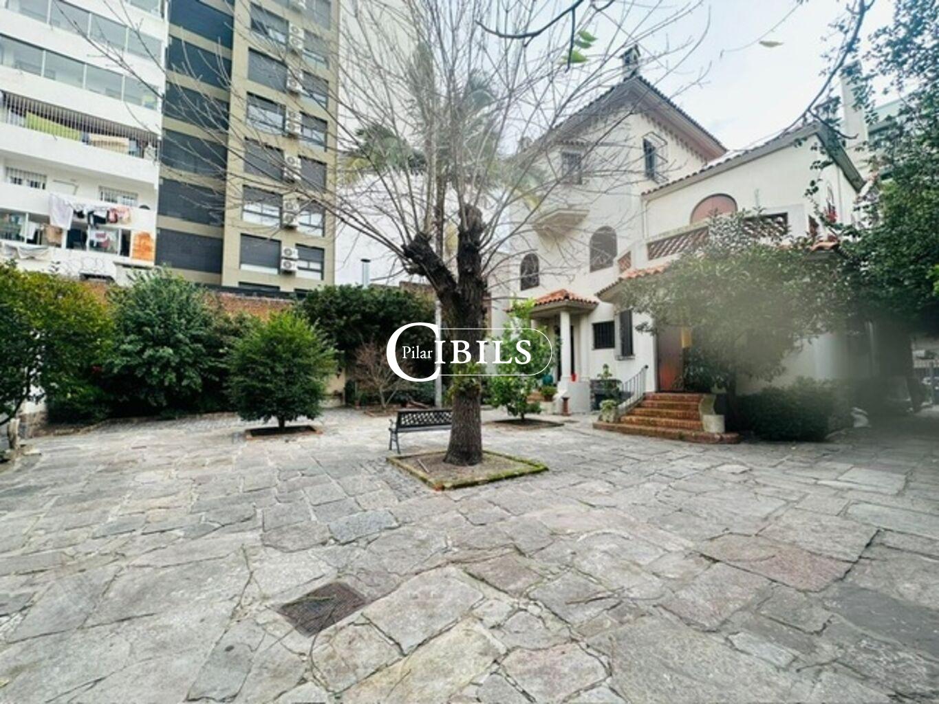 Espectaculares icónica casa en venta y en alquiler en Pocitos con gran fondo sobre Tomás Diago ...