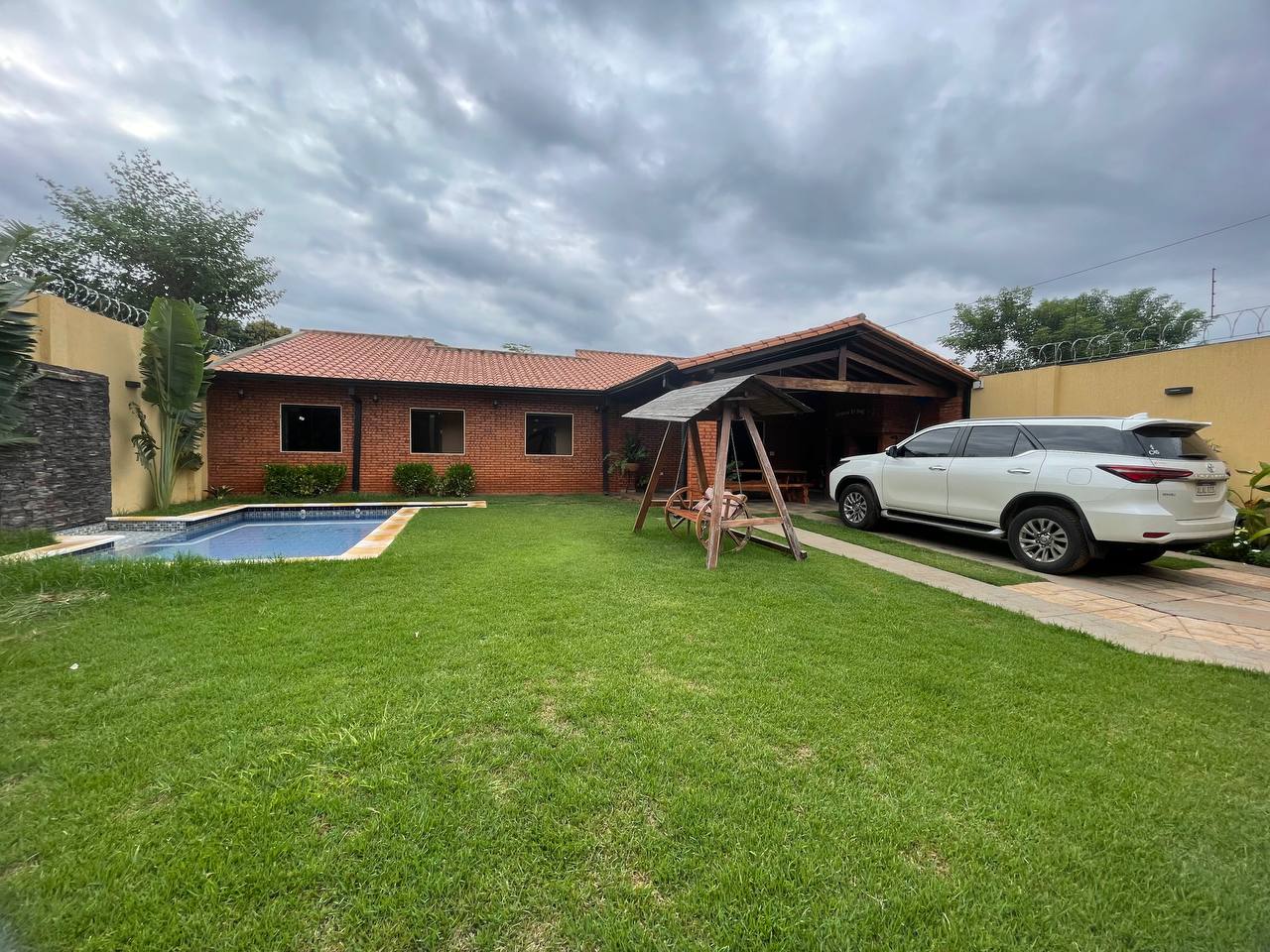 ALQUILO HERMOSA CASA EN SAN LORENZO. Ref #R7CEA0 - infocasas.com.py