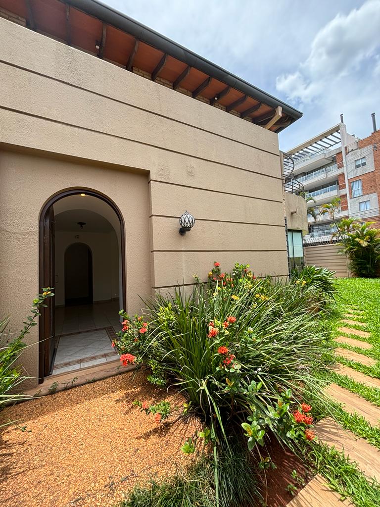 En alquiler amplía casa para viviendo u oficina Barrio Herrera. Ref #OAC90D - infocasas.com.py