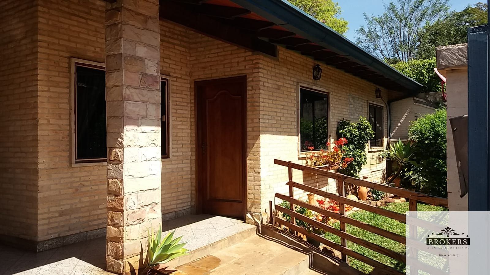 Casa en venta de 4 dormitorios con cochera en Fernando de la Mora Zona Norte. Ref #YF52B4 ...