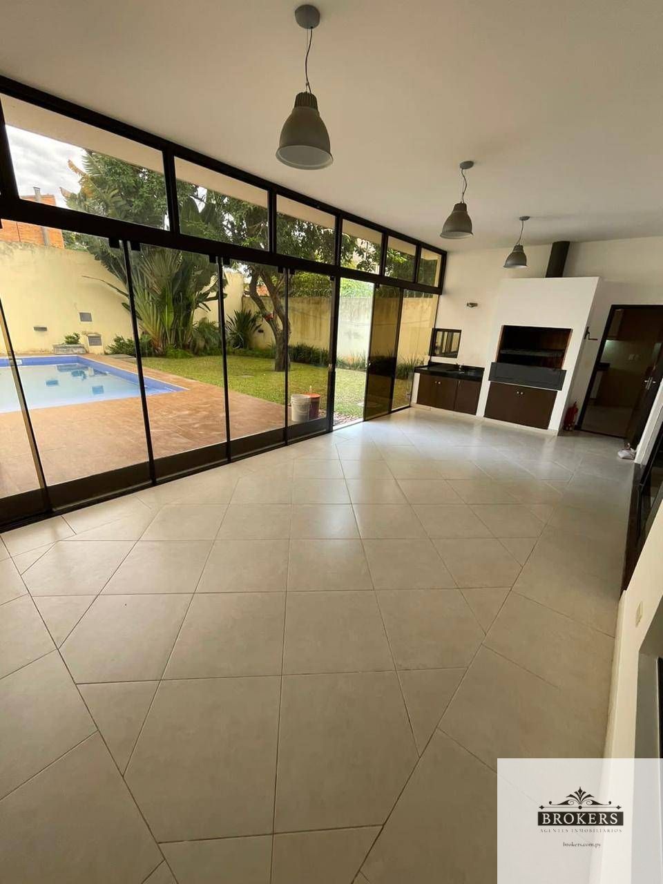 Alquilo Hermosa Casa De 3 Dormitorios Con Piscina En Mburucuya. Ref #VBE8B3 - infocasas.com.py