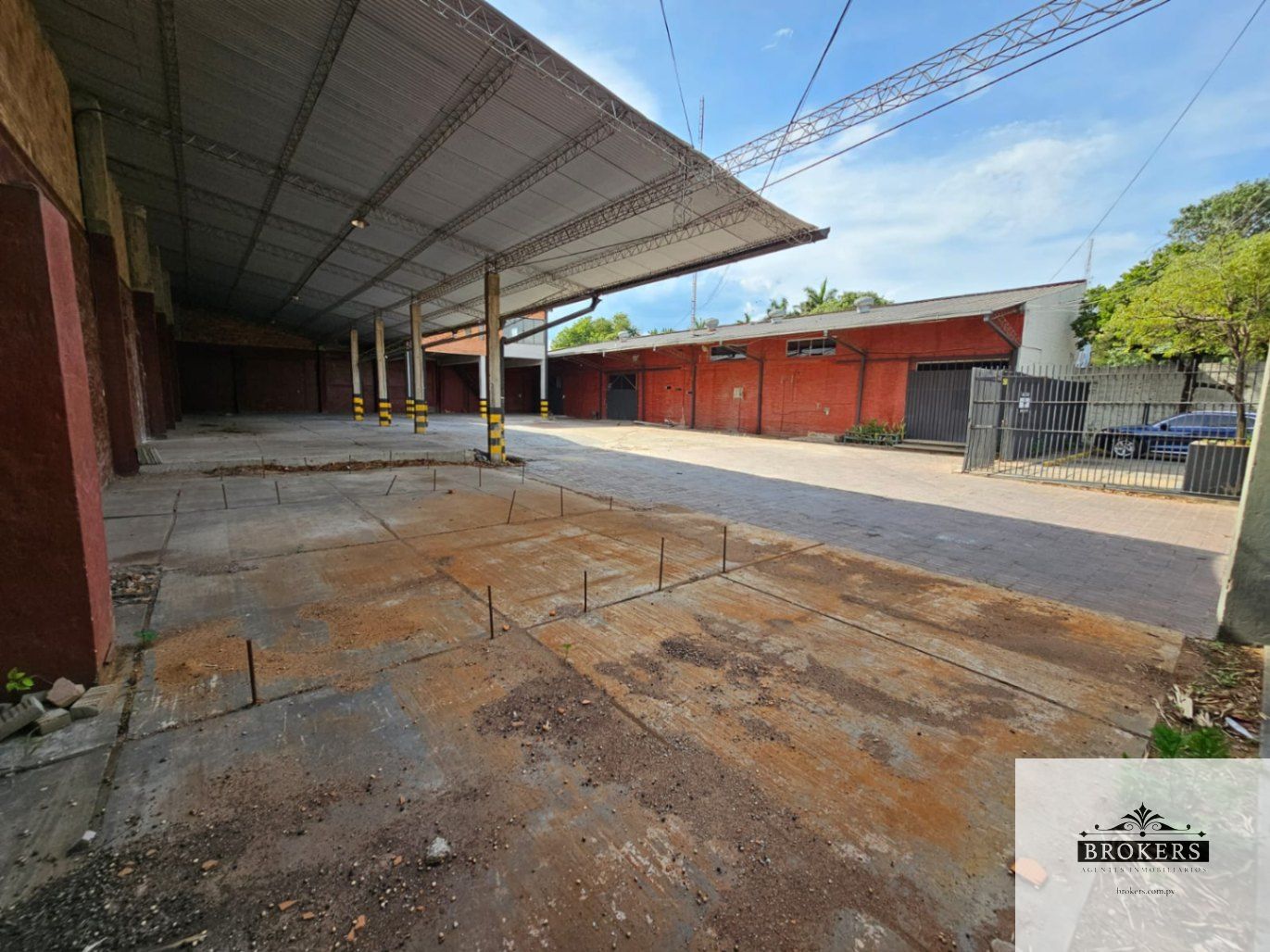 Alquilo Amplio Local Comercial De 1.200 M2 Con Oficinas Sobre La Avda. Boggiani. Ref #U78A3E ...