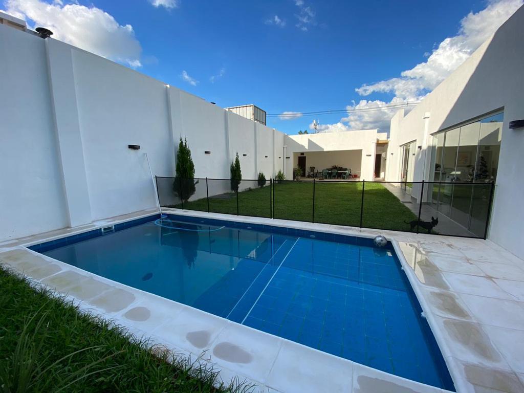 Vendo Casa Toda En Planta Baja De 3 Dormitorios Con Piscina. Ref #MD9870 - infocasas.com.py