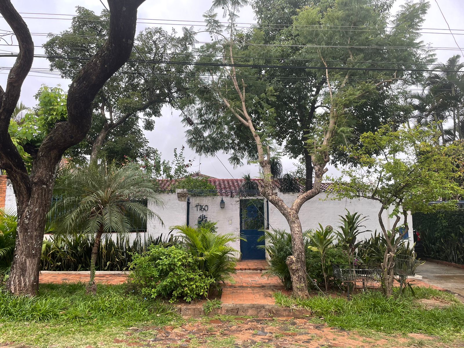 ALQUILO AMPLIA CASA PARA VIVIENDA O EMPRESAS EN BARRIO SAN VICENTE. Ref #T57DFF - infocasas.com.py