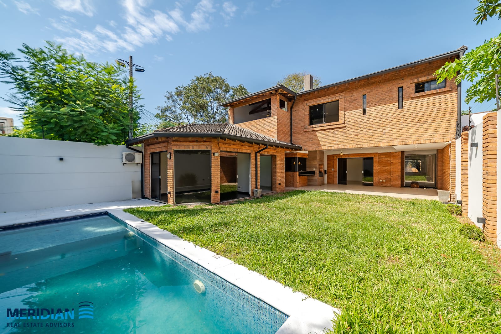 Vendo Amplia Residencia En Barrio Herrera. Ref #W92B9C - infocasas.com.py