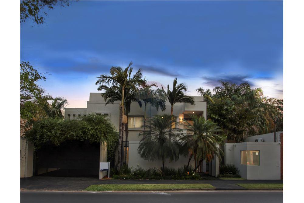 Lujosa residencia en el barrio Los Laureles. Ref #O8CEA5 - infocasas.com.py