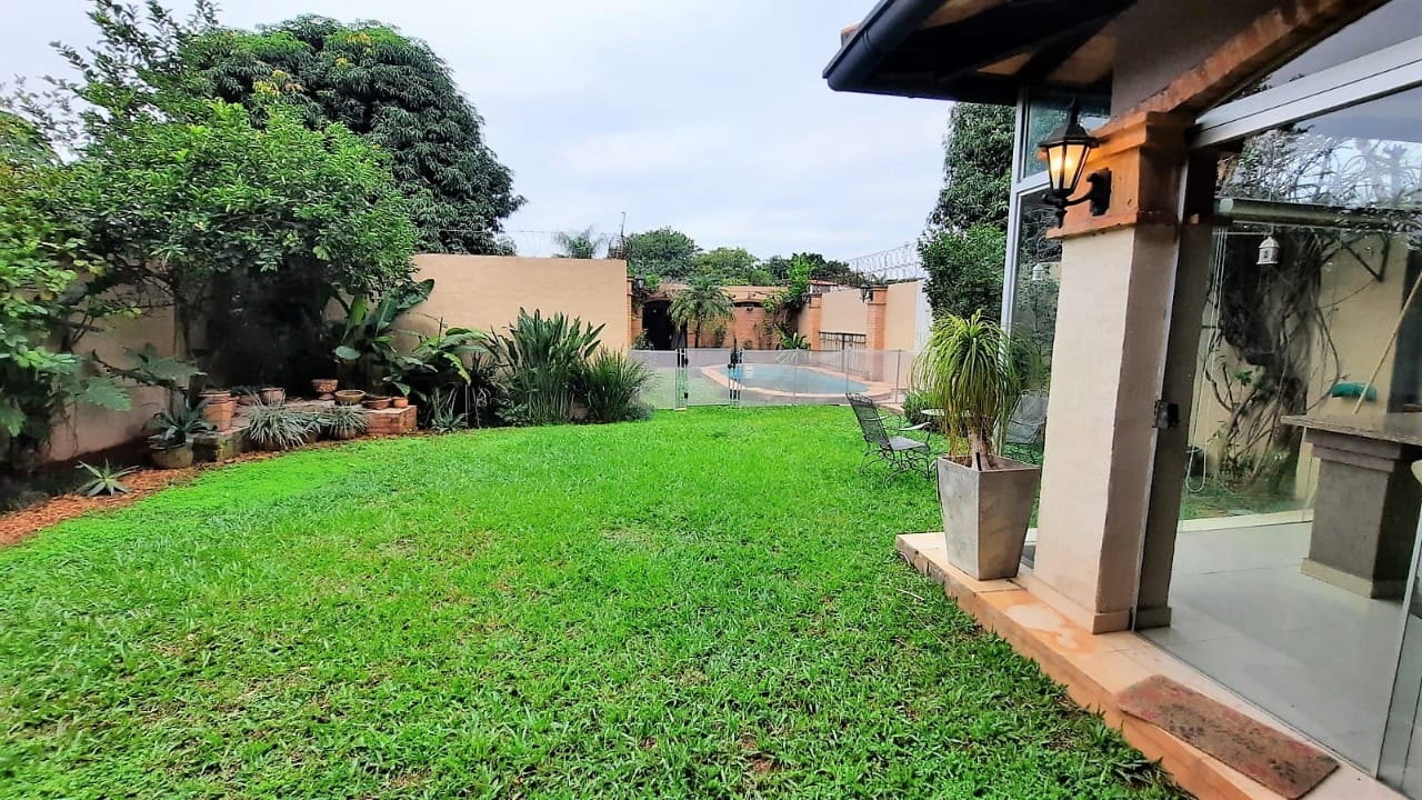 VENDO AMPLIA RESIDENCIA EN LAMBARÉ. Ref #V92F76 - infocasas.com.py