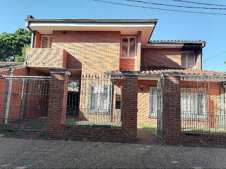 Alquilo casa de dos plantas, 3 dormitorios Barrio Herrera. Ref #C2802B - infocasas.com.py