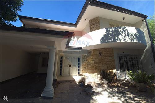 Alquilo amplia casa sobre Gral.Santos para Negocio. Ref #FE2116 - infocasas.com.py