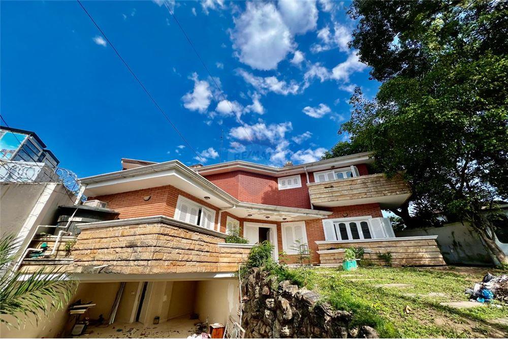 AQUILO AMPLIA CASA EN LAS LOMAS CARMLITAS. Ref #J83A4E - infocasas.com.py