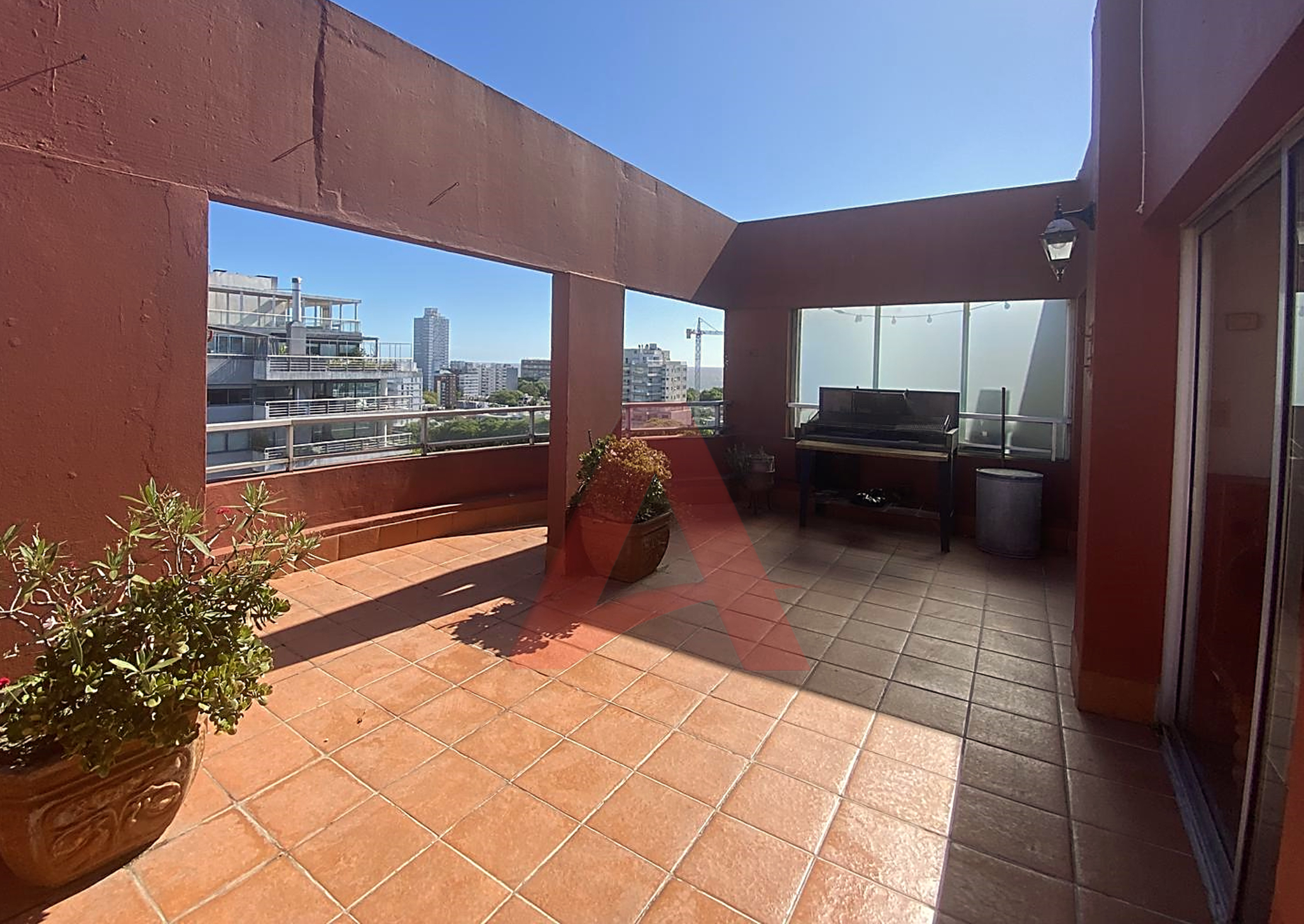 PUNTA CARRETAS VENTA PENT HOUSE 3 DORMITORIOS - GRAN TERRAZA CON PARRILLERO. Ref #O2AAA5