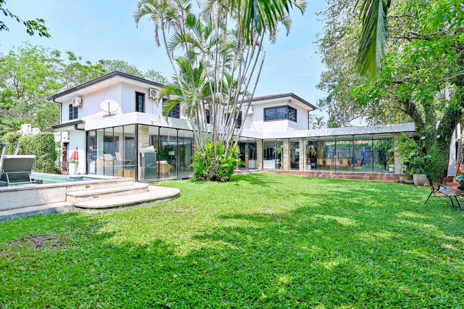 VENDO LUJOSA RESIDENCIA EN BARRIO LOS LAURELES. Ref #X7592D - infocasas.com.py