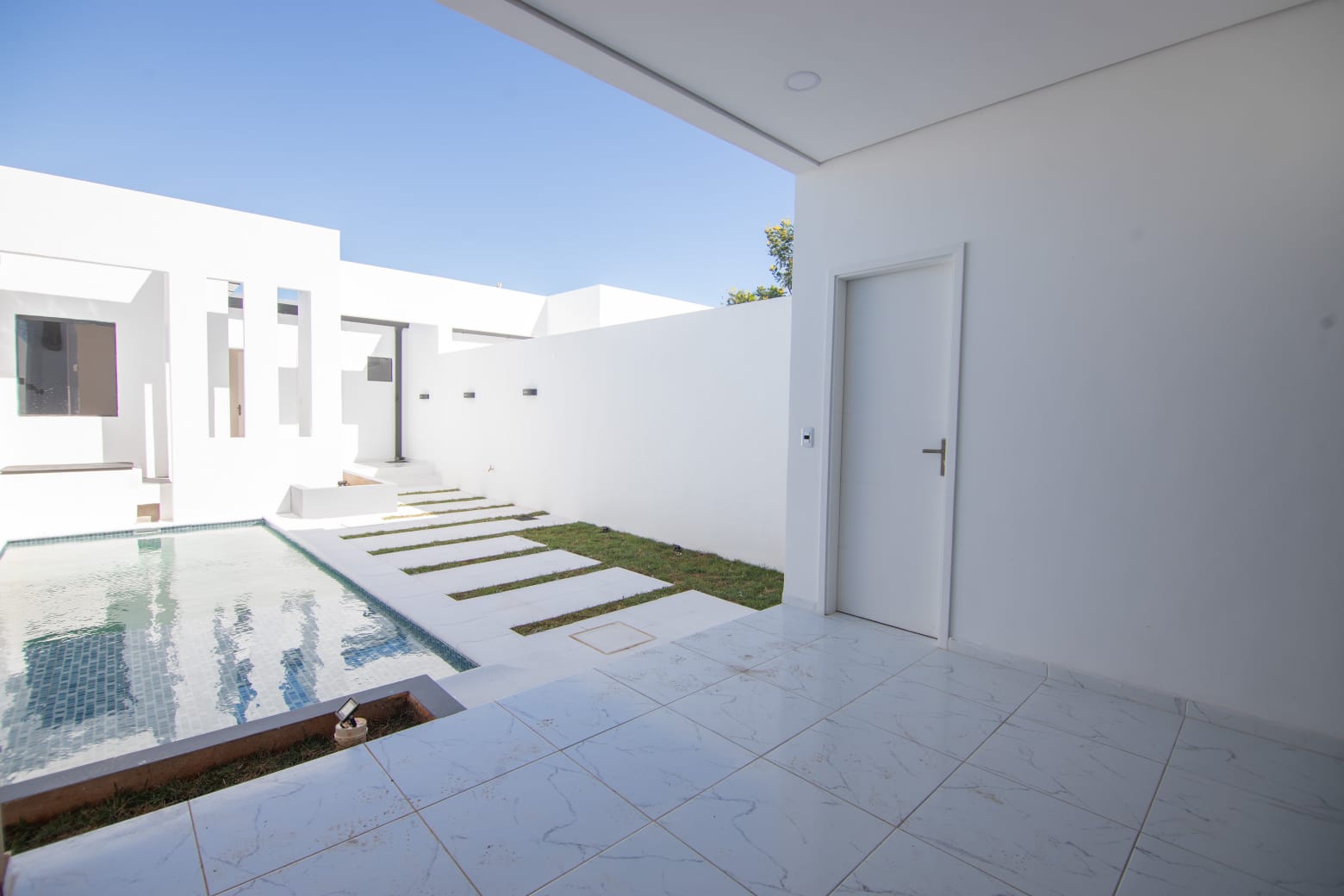 Vendo Dúplex precioso a estrenar con piscina en Luque Zona Rakiura. Ref #K601A2 - infocasas.com.py