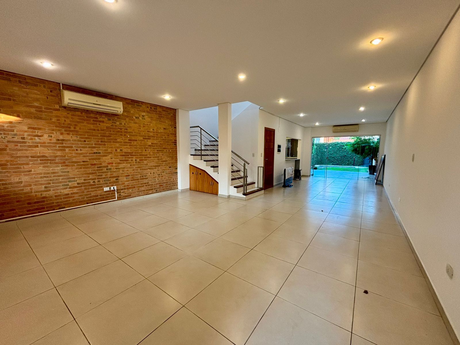 Alquilo amplio dúplex, barrio Mburucuya, piscina, parrilla, 3 pisos, 3 dorm. Ref #K6F052 ...