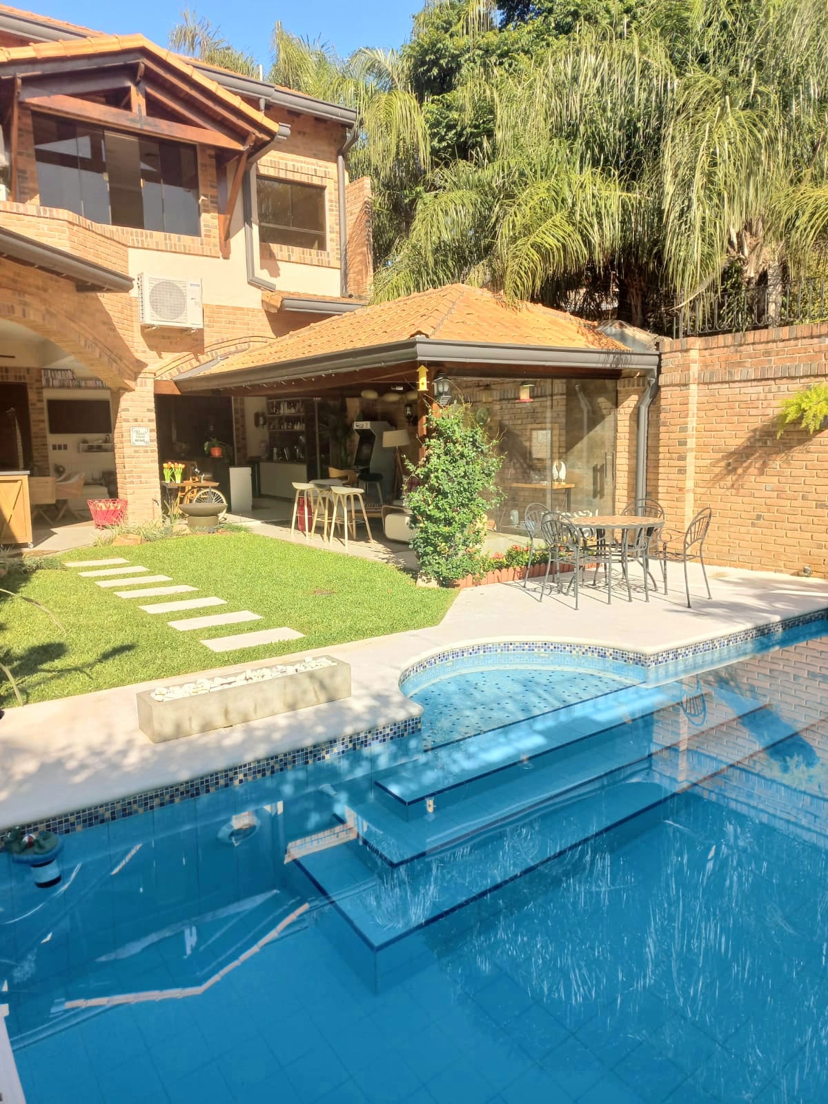 Vendo hermosa residencia de cuatro dormitorios en Suite !. Ref #R992E9 - infocasas.com.py