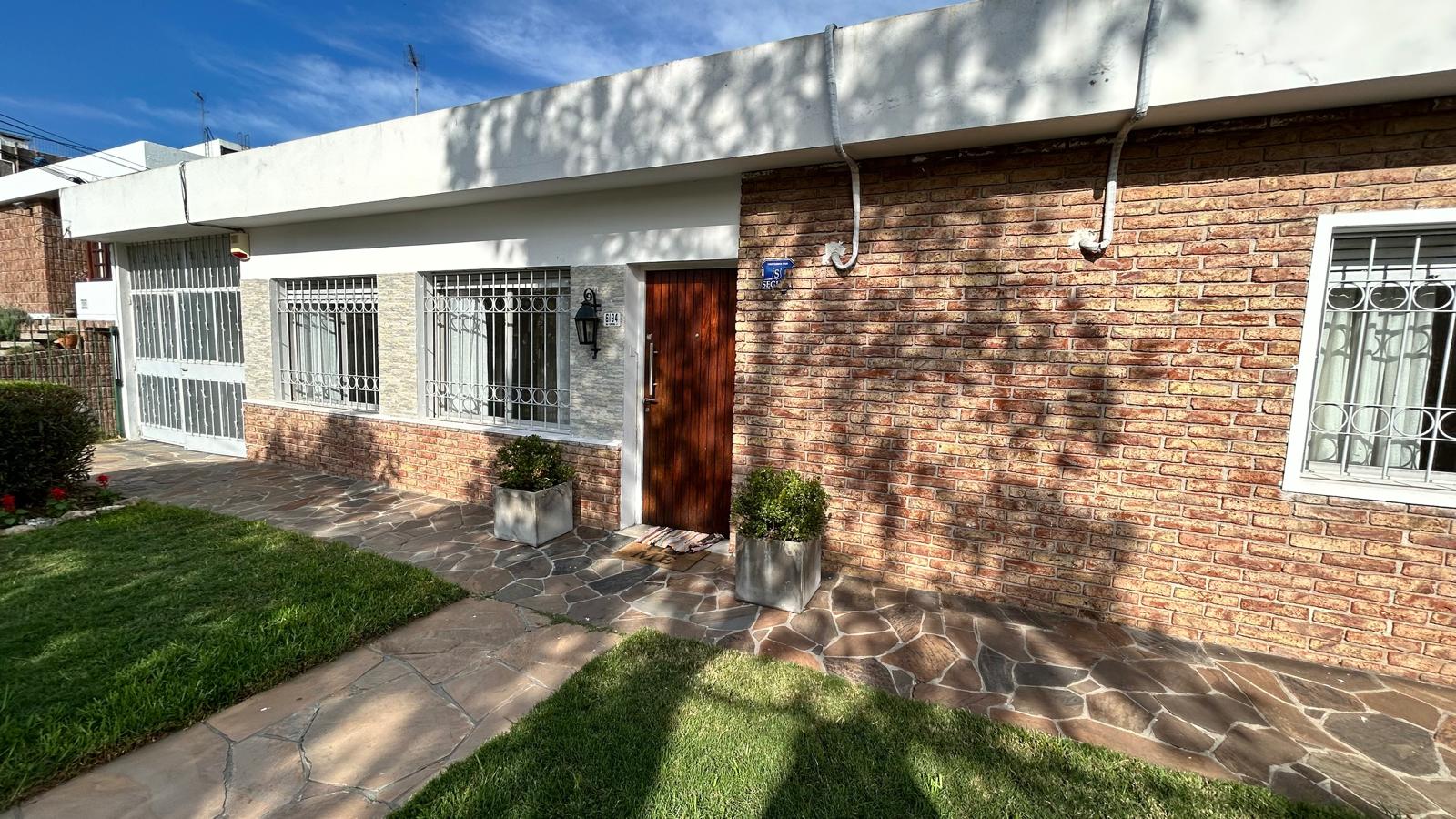 Casa de tres dormitorios en Carrasco. Ref #I32D4B