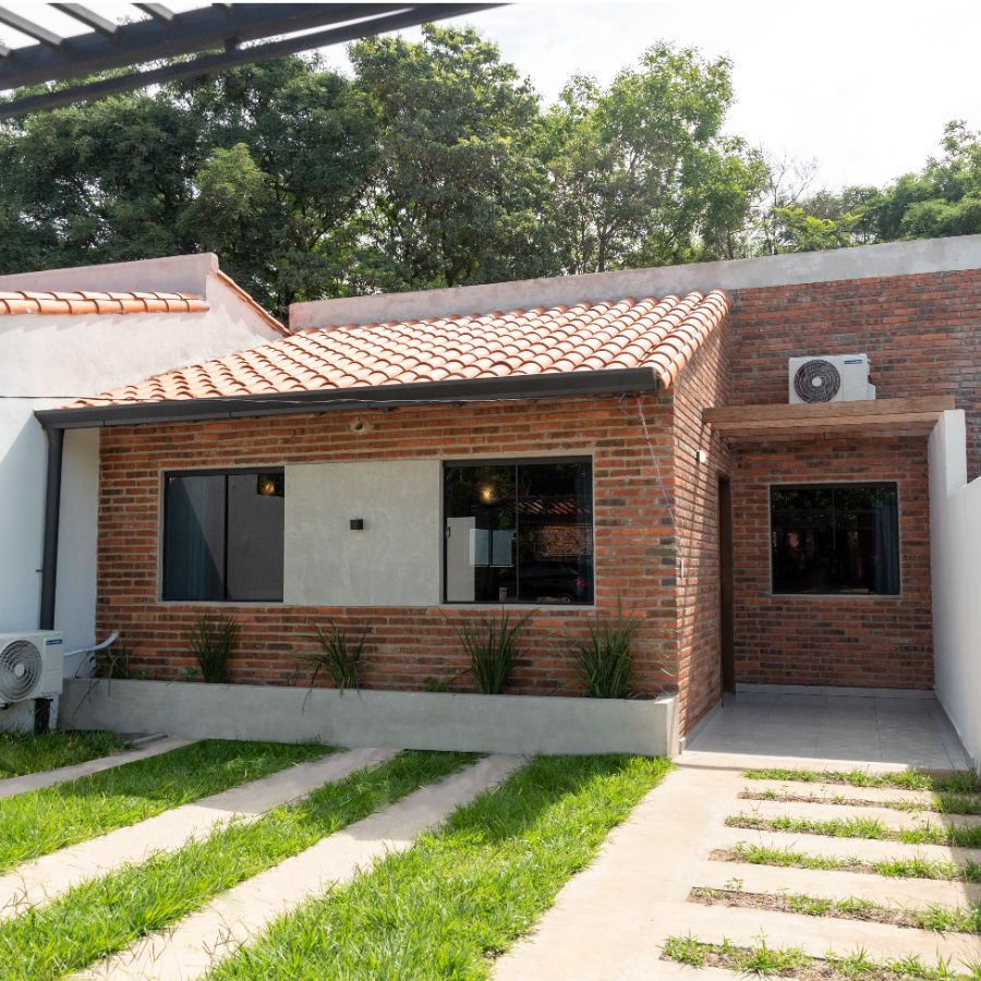 Casa en venta de 2 dormitorios c/ cochera en Luque. Ref #JF492D - infocasas.com.py