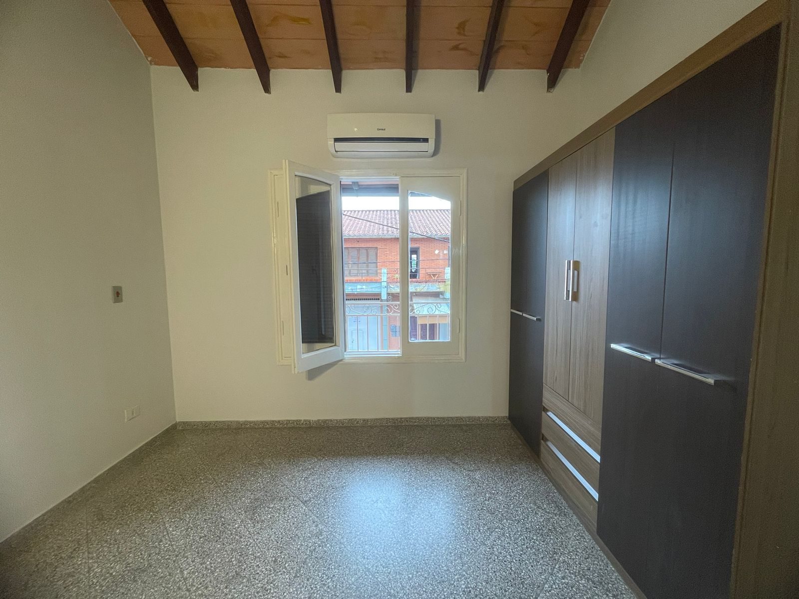 HERMOSO DEPARTAMENTO EN EL CENTRO DE LUQUE. Ref #D5820A