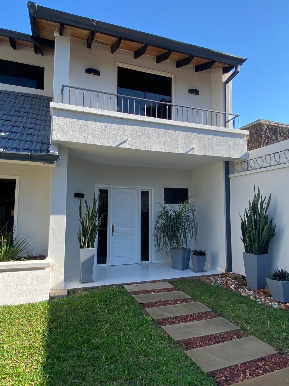 ALQUILO HERMOSA CASA EN EL EXCLUSIVO BARRIO LOS LAURELES DE ASUNCION. Ref #V31D4A - infocasas.com.py
