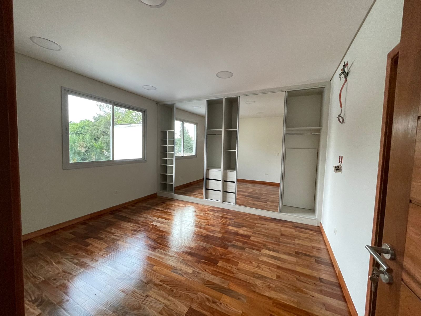 Casa 4 dormitorios en suite minimalista mariscal Estigarribia . Ref #Y51815 - infocasas.com.py