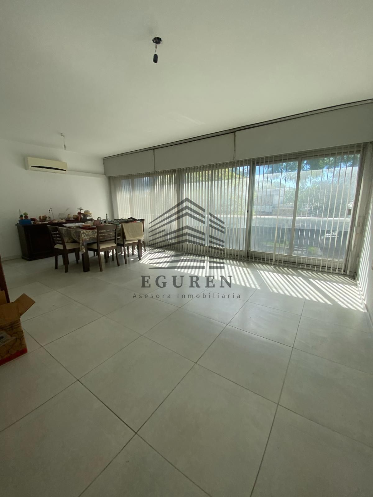 VENTA 2 CASAS + JARDIN + PISCINA + GARAGE Y BARBACOA. LA BLANQUEADA. Ref #J19F6B - infocasas.com.uy