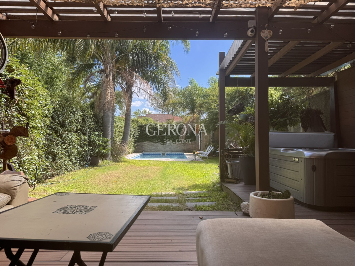 Venta casa de tres dormitorios, jardín y piscina en zona colegios, Carrasco Norte. Ref #R6C9D0