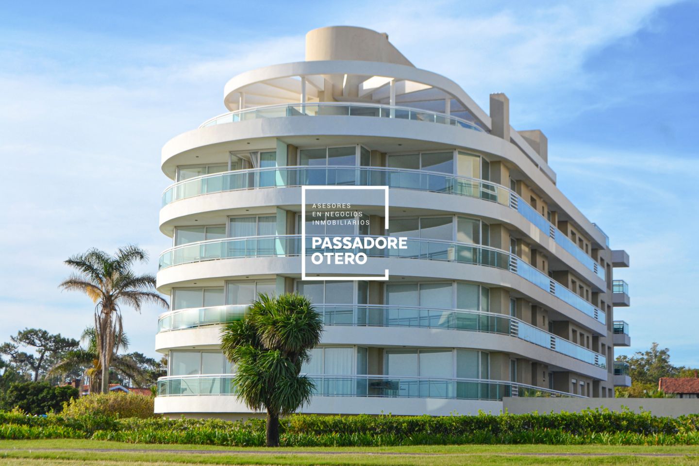 Departamento venta Punta del Este edificio frente al mar. Ref #M9F385