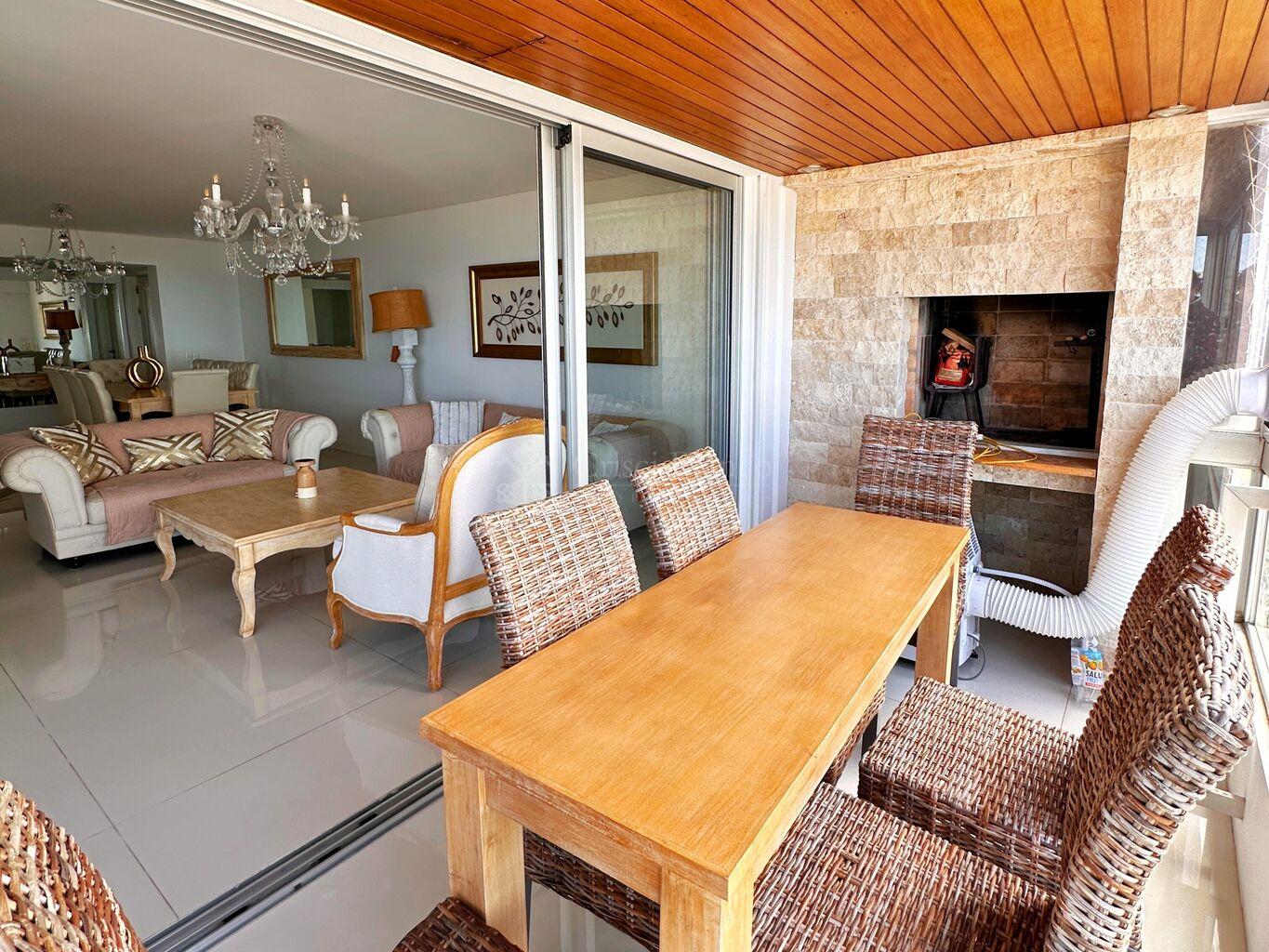 Venta apartamento amoblado 3 dormitorios + servicio - Edificio El Torreon Punta del Este - Ref ...