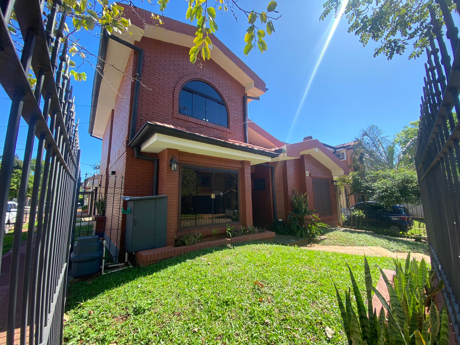 CASA PAREADA AMPLIA DE 3 DORMITORIOS EN VILLA AURELIA. Ref #P69623 - infocasas.com.py