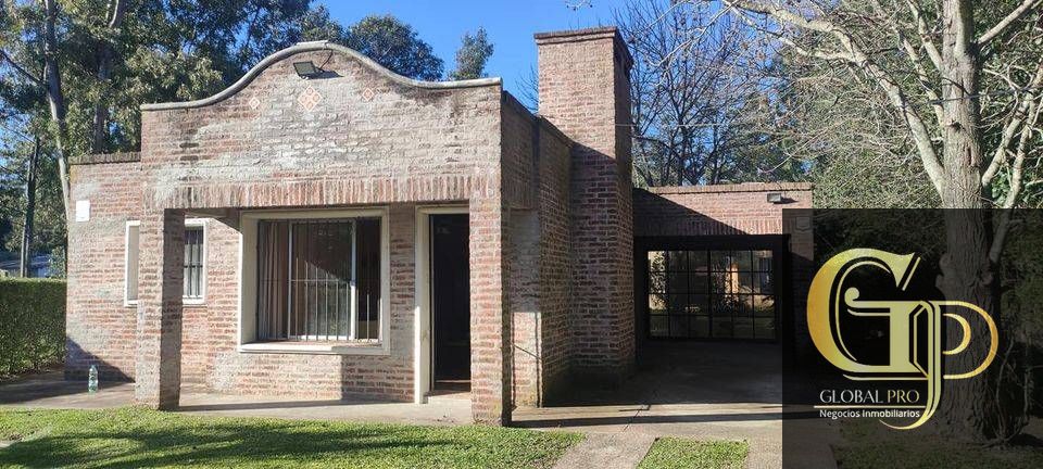 Casa en venta de 2 dormitorios c/ cochera en Costa Azul. Ref #AE7872