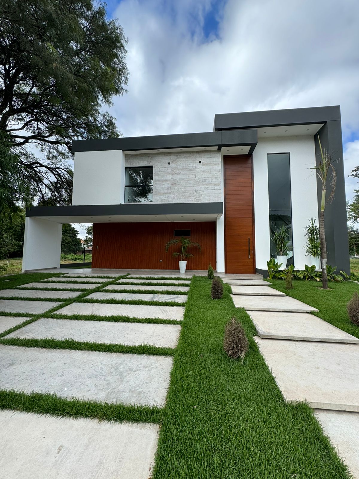 CASA DE LUJO EN VENTA - ZONA NORTE RADIAL 26 5TO Y 6TO ANILLO. Ref #RD48C6 - infocasas.com.bo