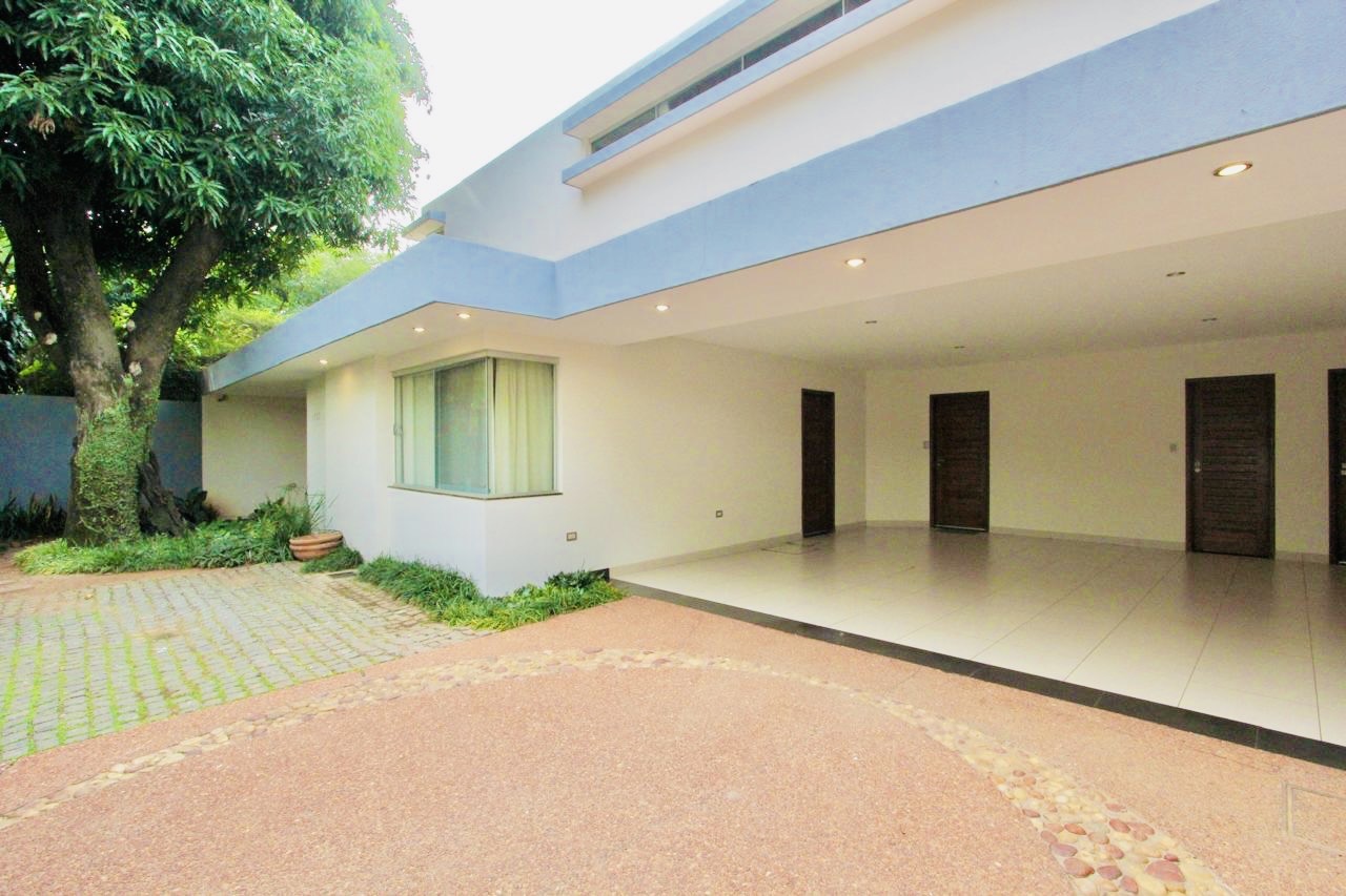 AMPLIA Y LUMINOSA RESIDENCIA, zona shopping del sol. Ref #MCE20F - infocasas.com.py