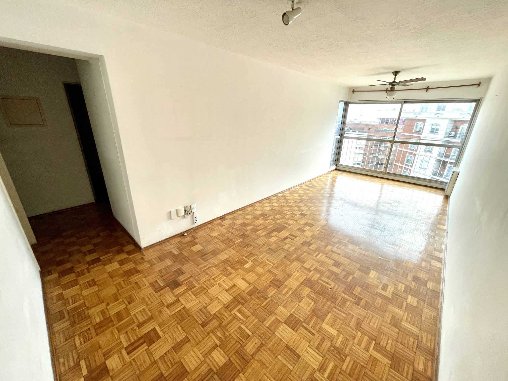 Alquiler - Apartamento al frente con 3 dormitorios y garage en Tres Cruces - 8 de Octubre y Bv ...