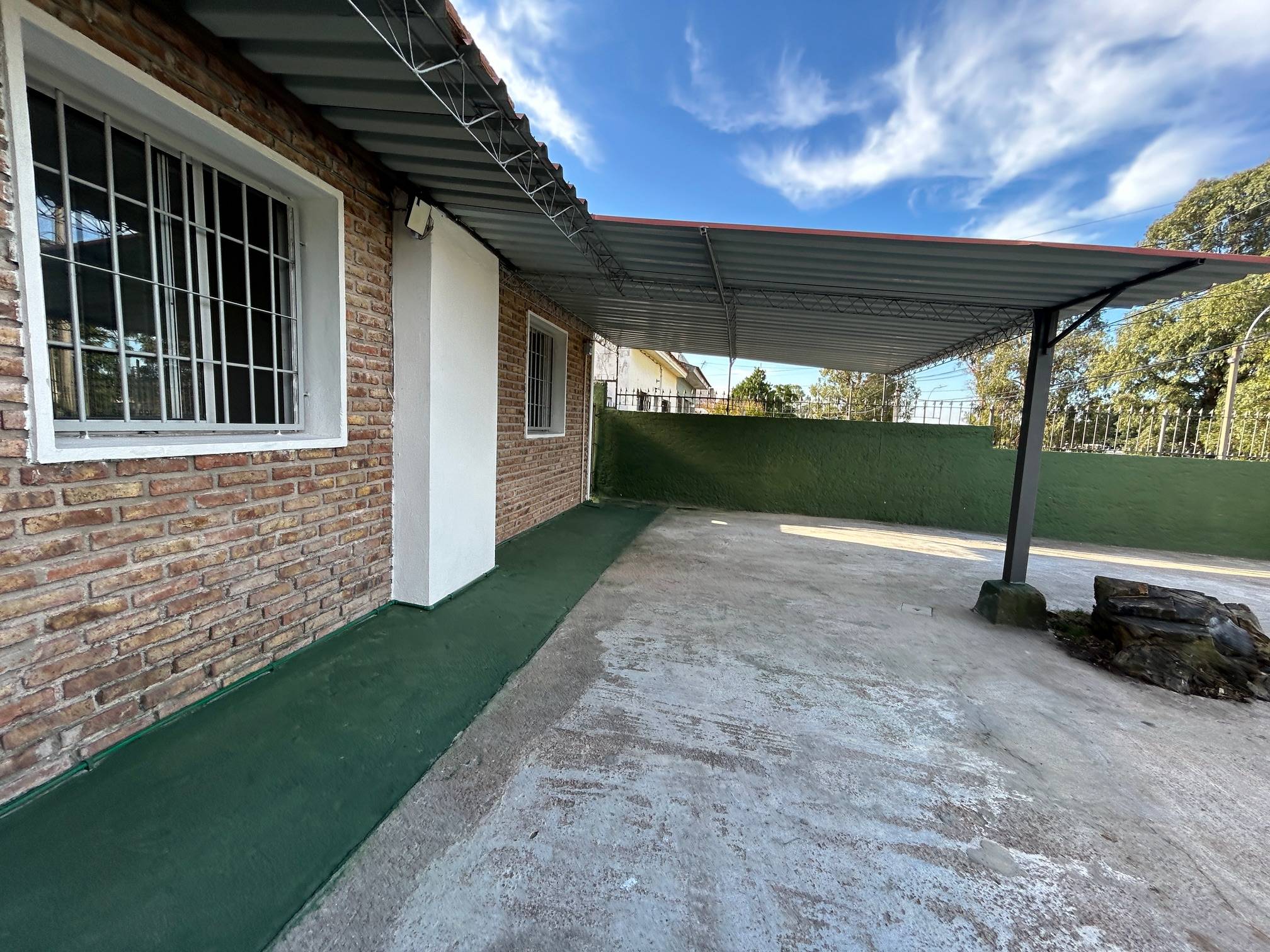 Alquiler - Casa con tres dormitorios, cochera y patio con parrillero - Av. Acropolis y Locarno ...