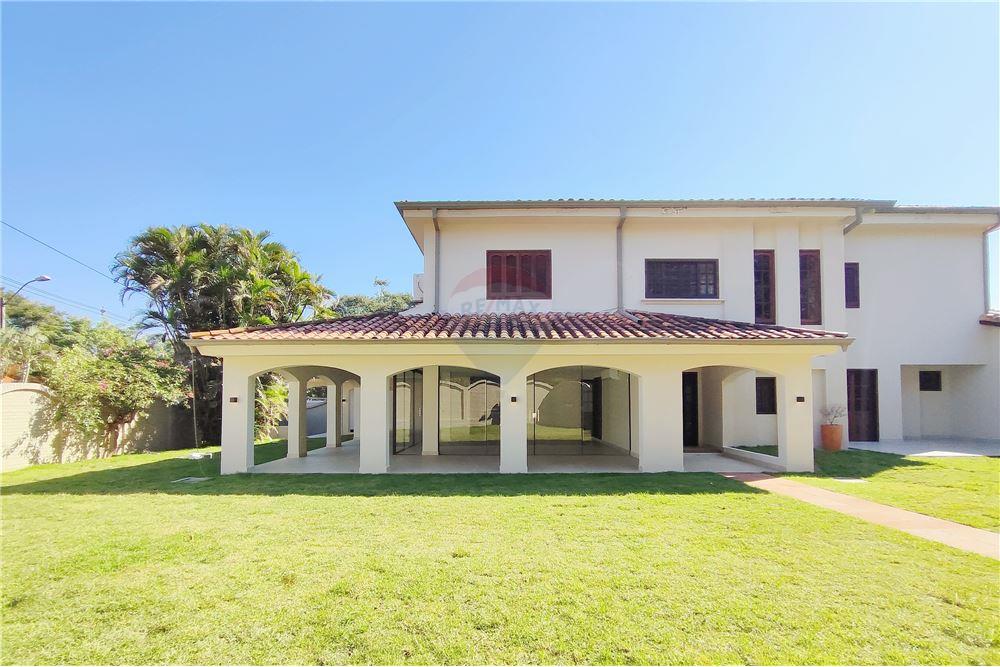 Alquilo amplia y fina residencia en Los Laureles. Ref #F8D384